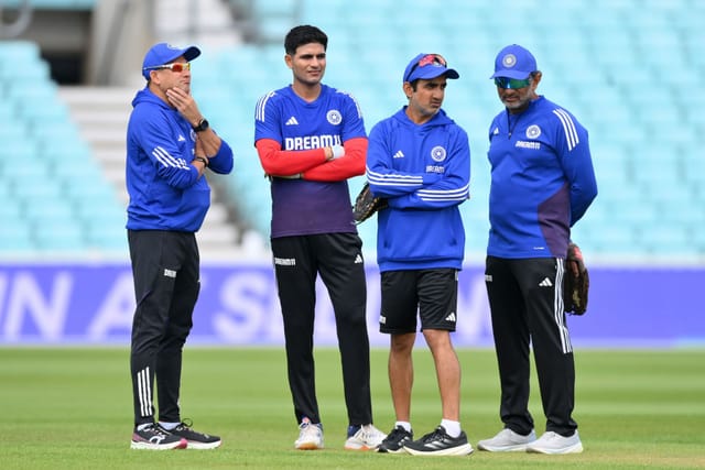 Team India batting coach distributes water bottles to fans during Day 3 ...