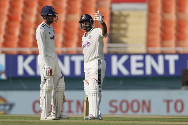 "Give a tablet in the umpire's hands" - Aakash Chopra on the missed DRS ...