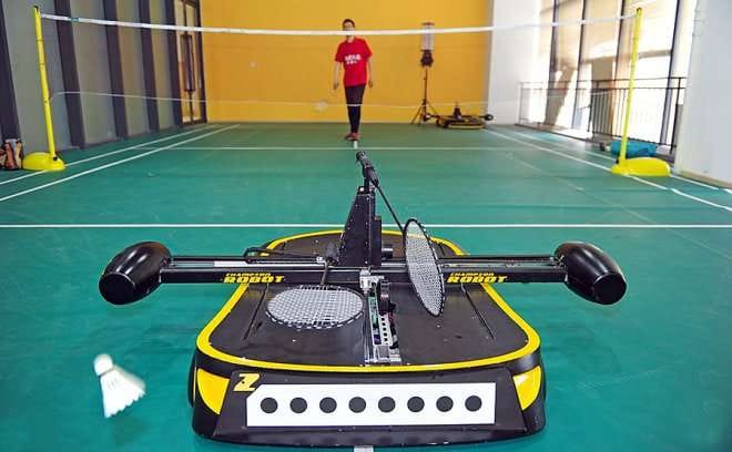 Robomintoner - A robot that plays badminton!
