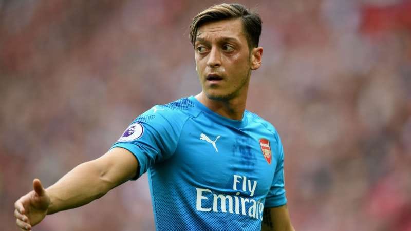 Ozil hits back at Arsenal legends